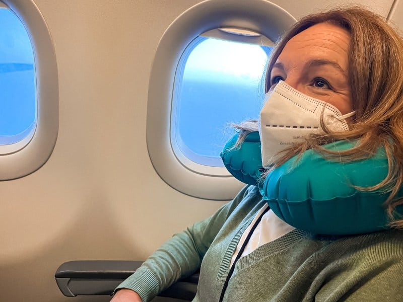 How to Use a Neck Pillow on a Plane: Relaxed During Your Flight
